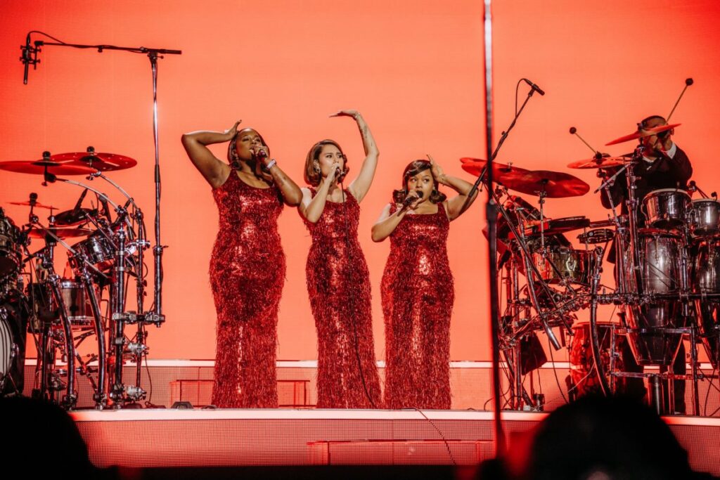 Raye overcomes technical mishaps to shine at Manchester tour opener ...