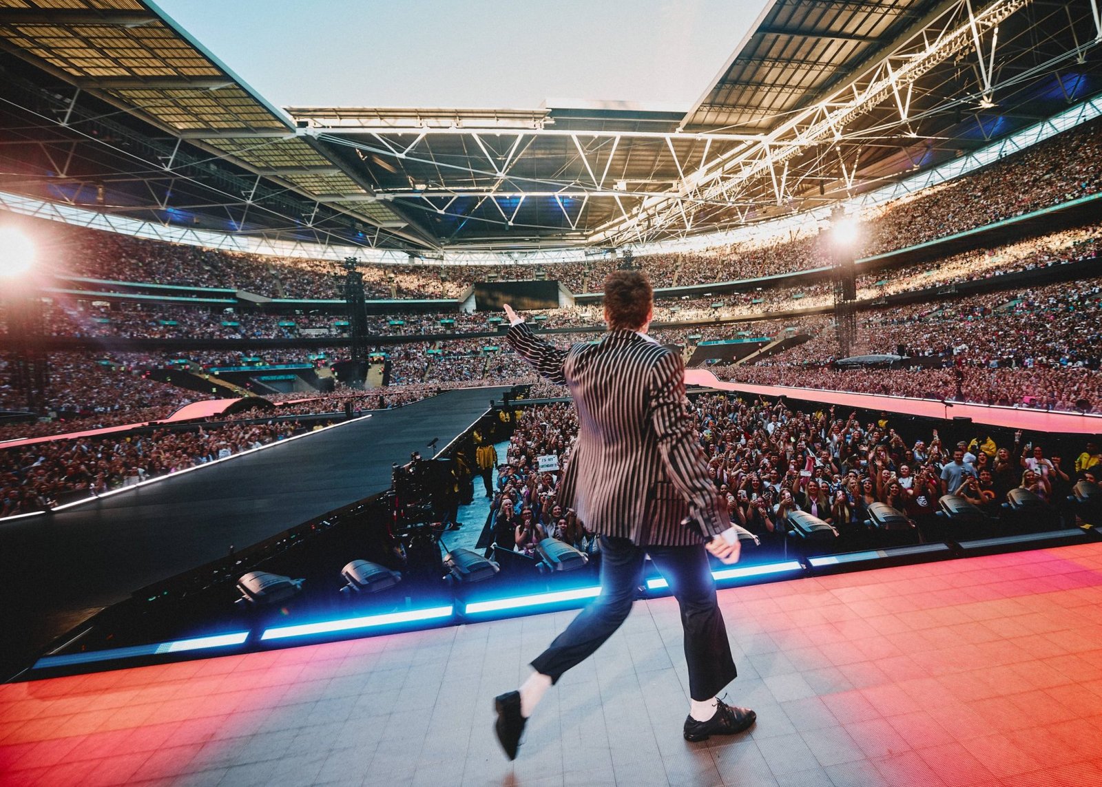 Harry Styles delivers electrifying performance during record-breaking ...