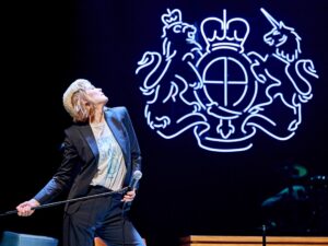 Rosamund Pike criticizes phone use disrupting theatre performances ...