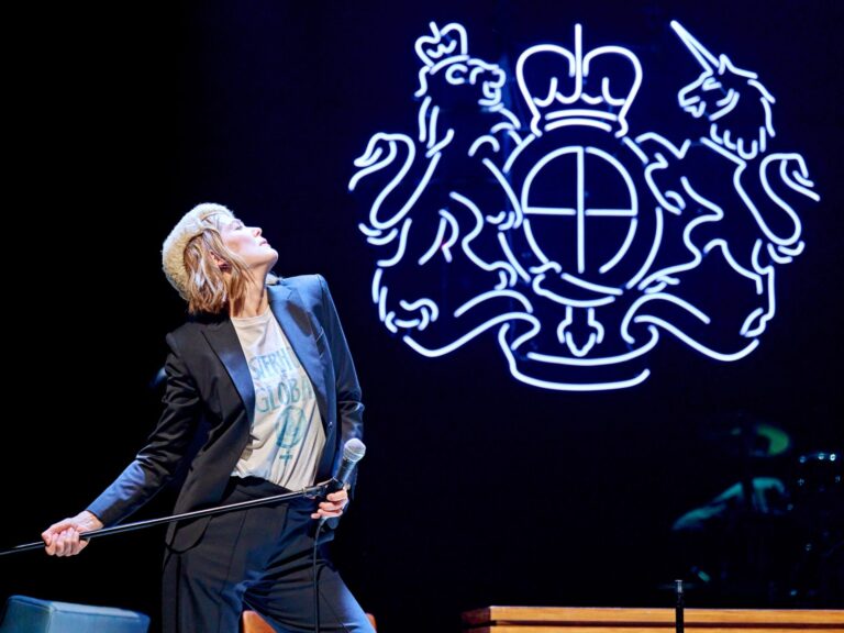 Rosamund Pike criticizes phone use disrupting theatre performances ...